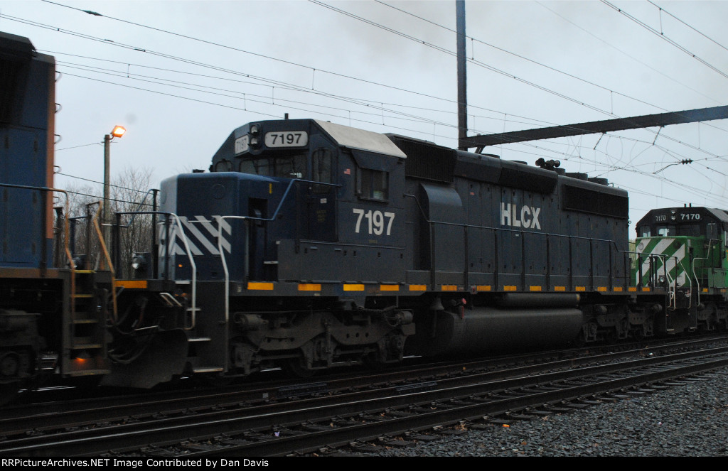 HLCX SD40-2 7197 in blue and white on Q410-28